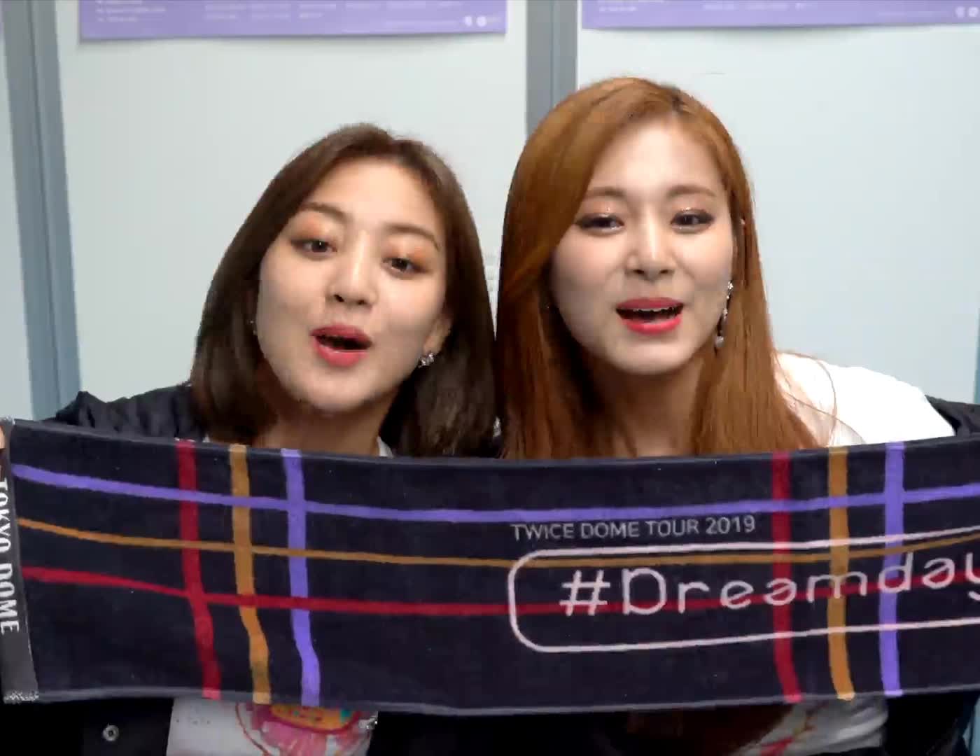 Tzuyu & Jihyo Cheering | Scrolller