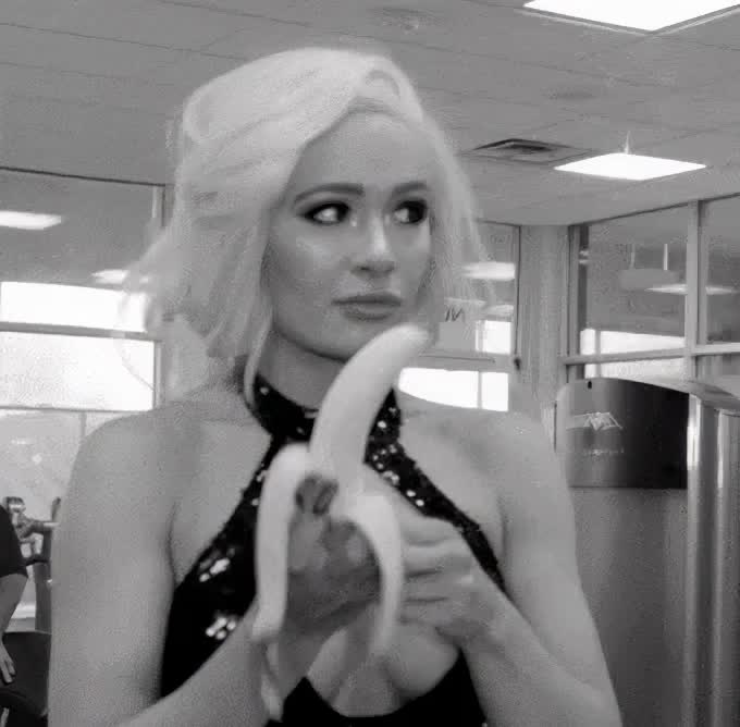 Scarlett shows how its done | Scrolller