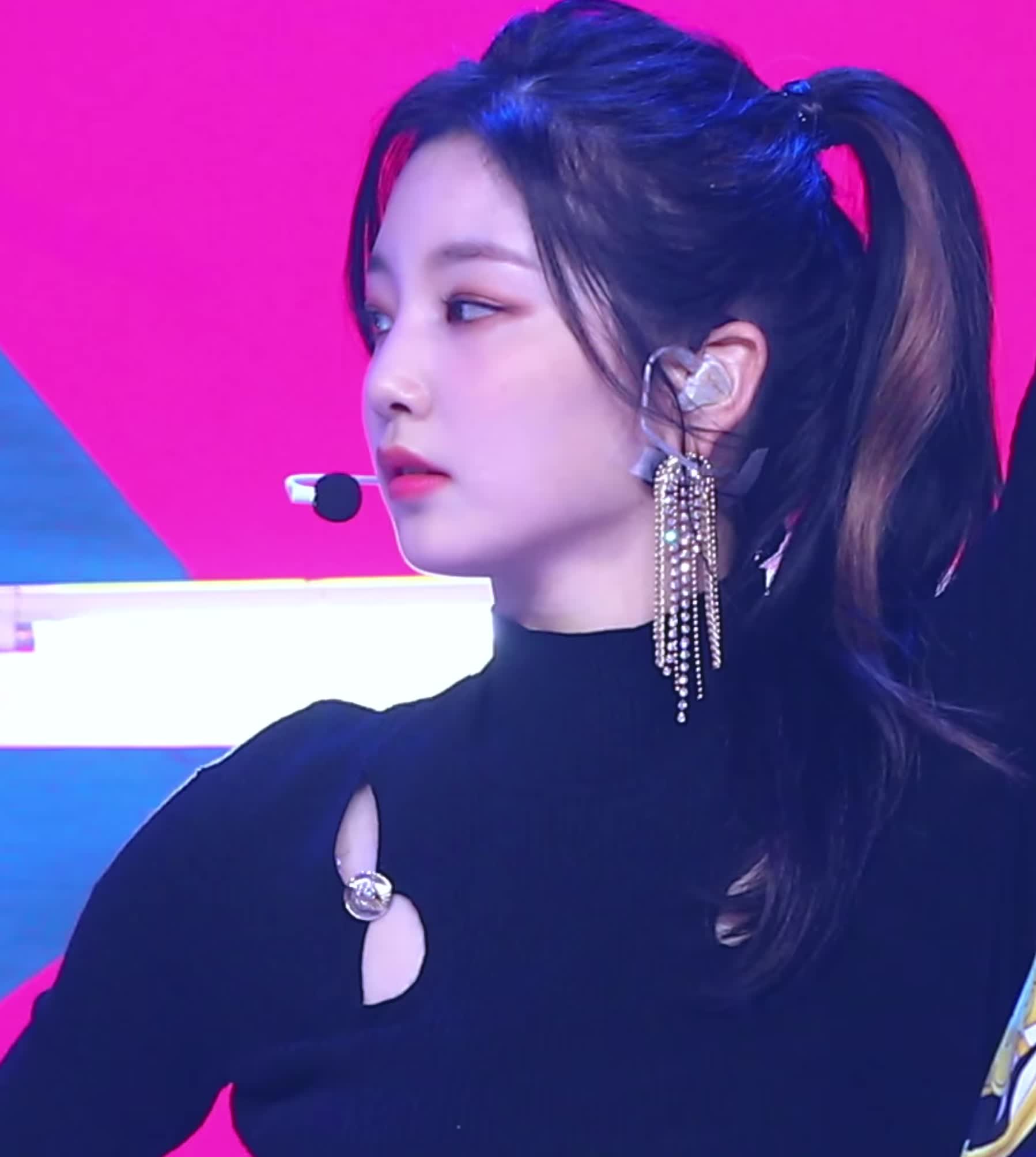 Yeonhee charisma | Scrolller