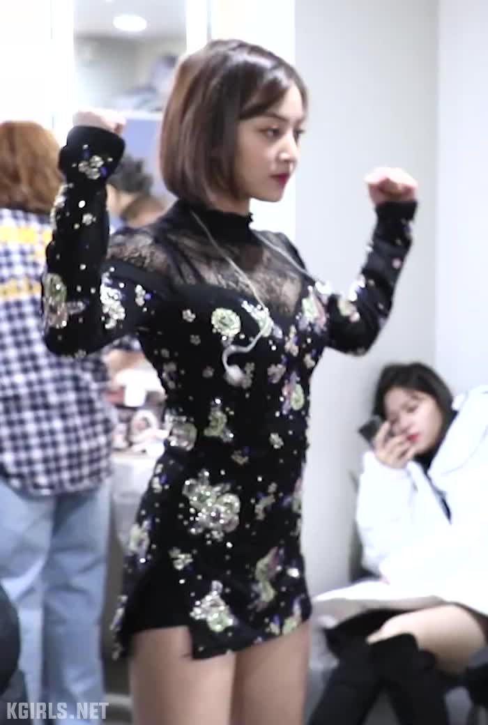Jihyo - short black dress, practicing | Scrolller