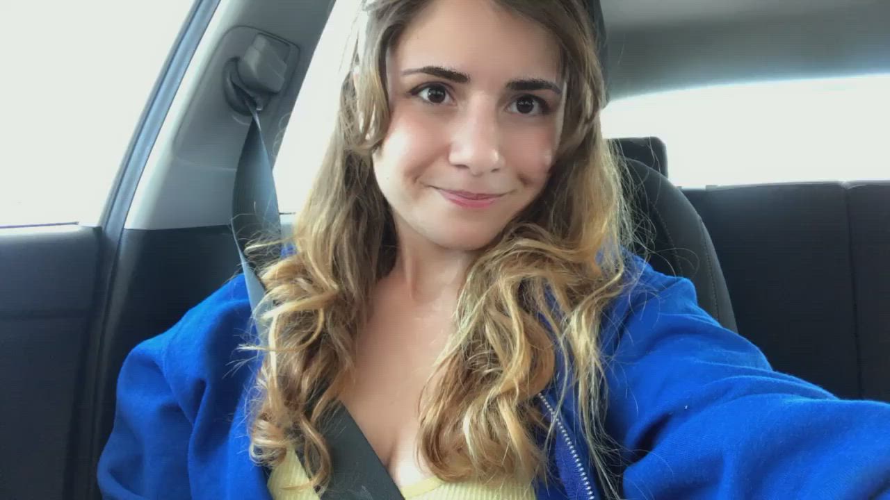 Do You Like My Outfit For The Airport๐ Scrolller