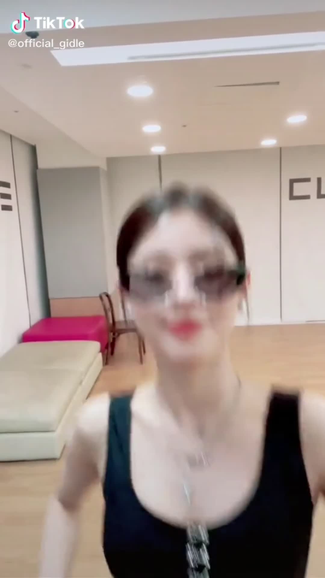 (G)-IDLE - Miyeon | Scrolller