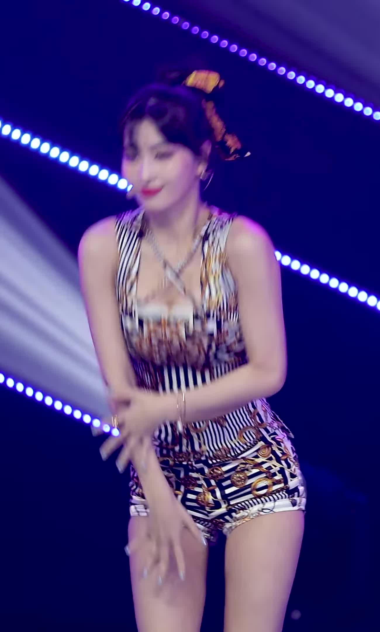 TWICE - Momo | Scrolller