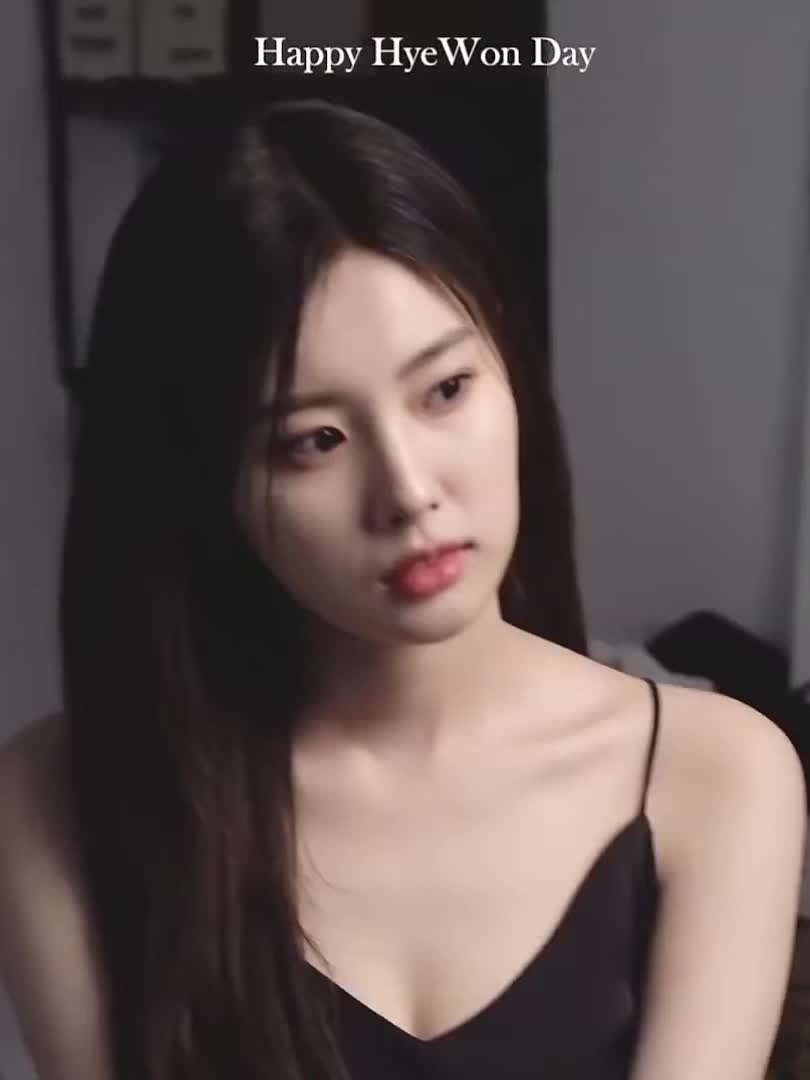 Ex-IZ*ONE - Hyewon | Scrolller