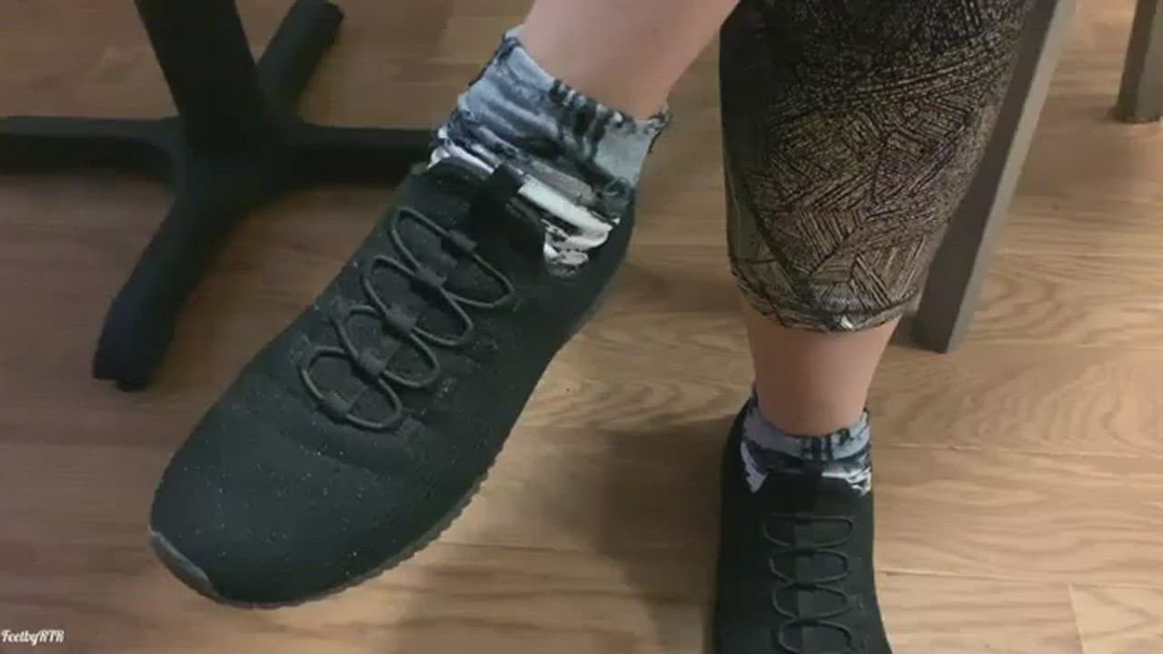 Post Gym Sweaty Feet Smother Scrolller