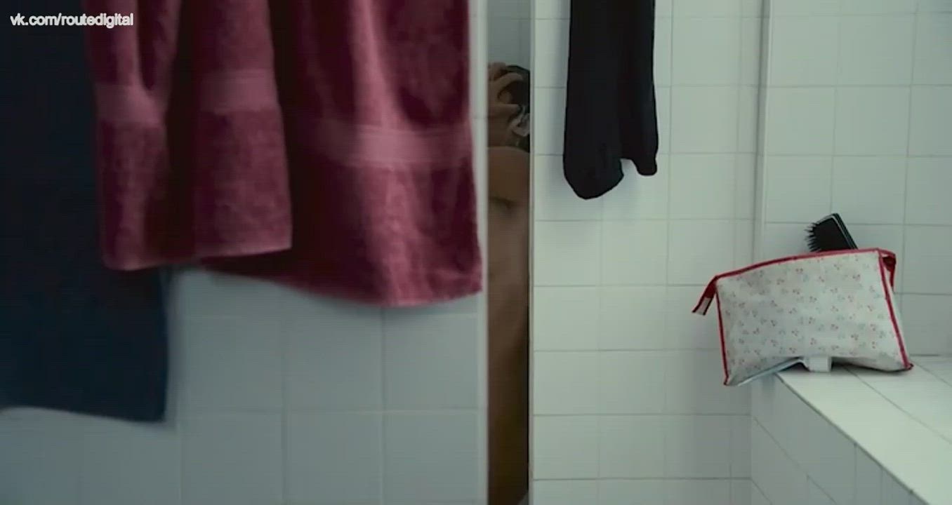 Iranian Actress Golshifteh Farahani Shows Her Plot In Lex Duex Amis