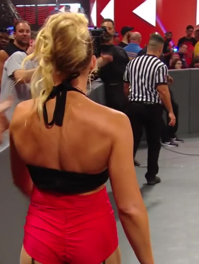 her body is amazing but nasties in the crowd don't touch | Scrolller