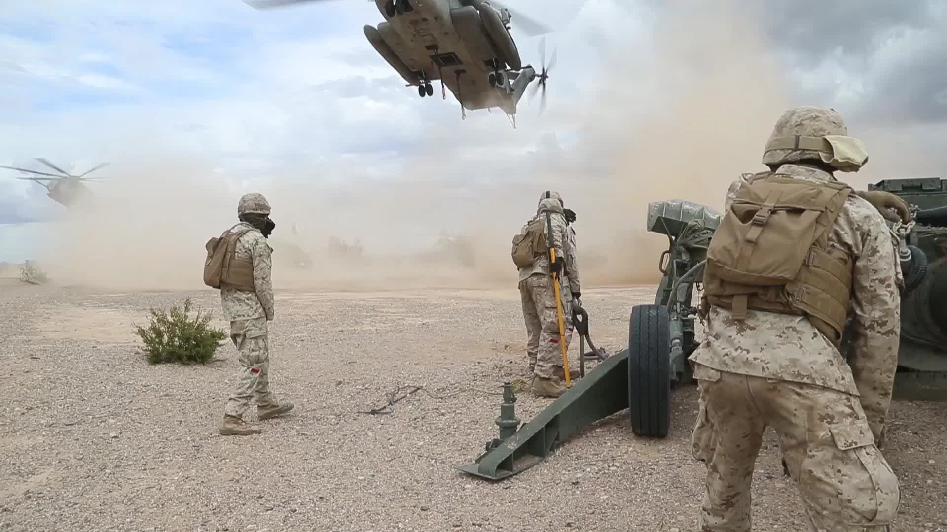 Sling loading an M777 on a CH-53E | Scrolller