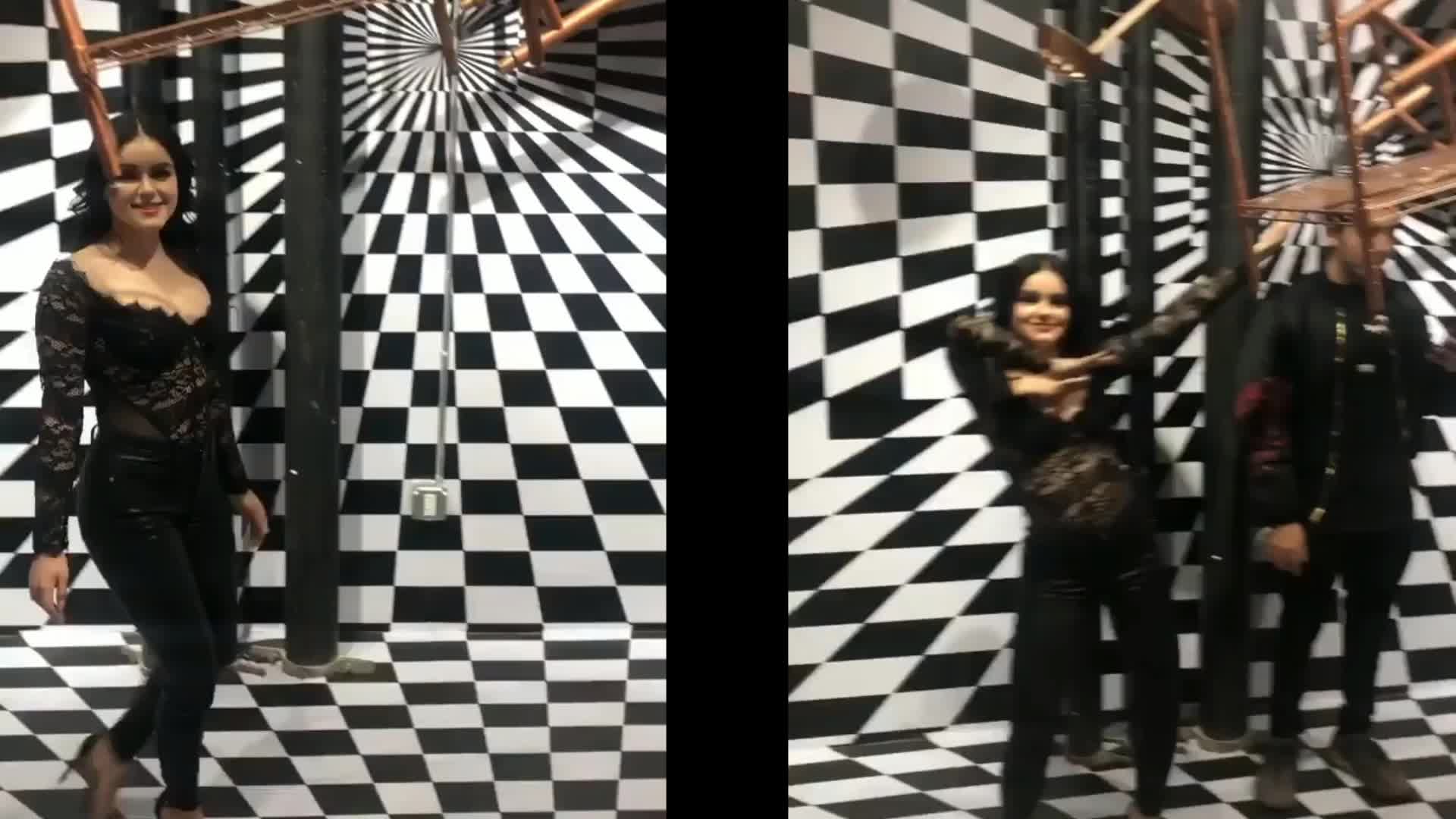 Ariel Winter Scrolller 7458