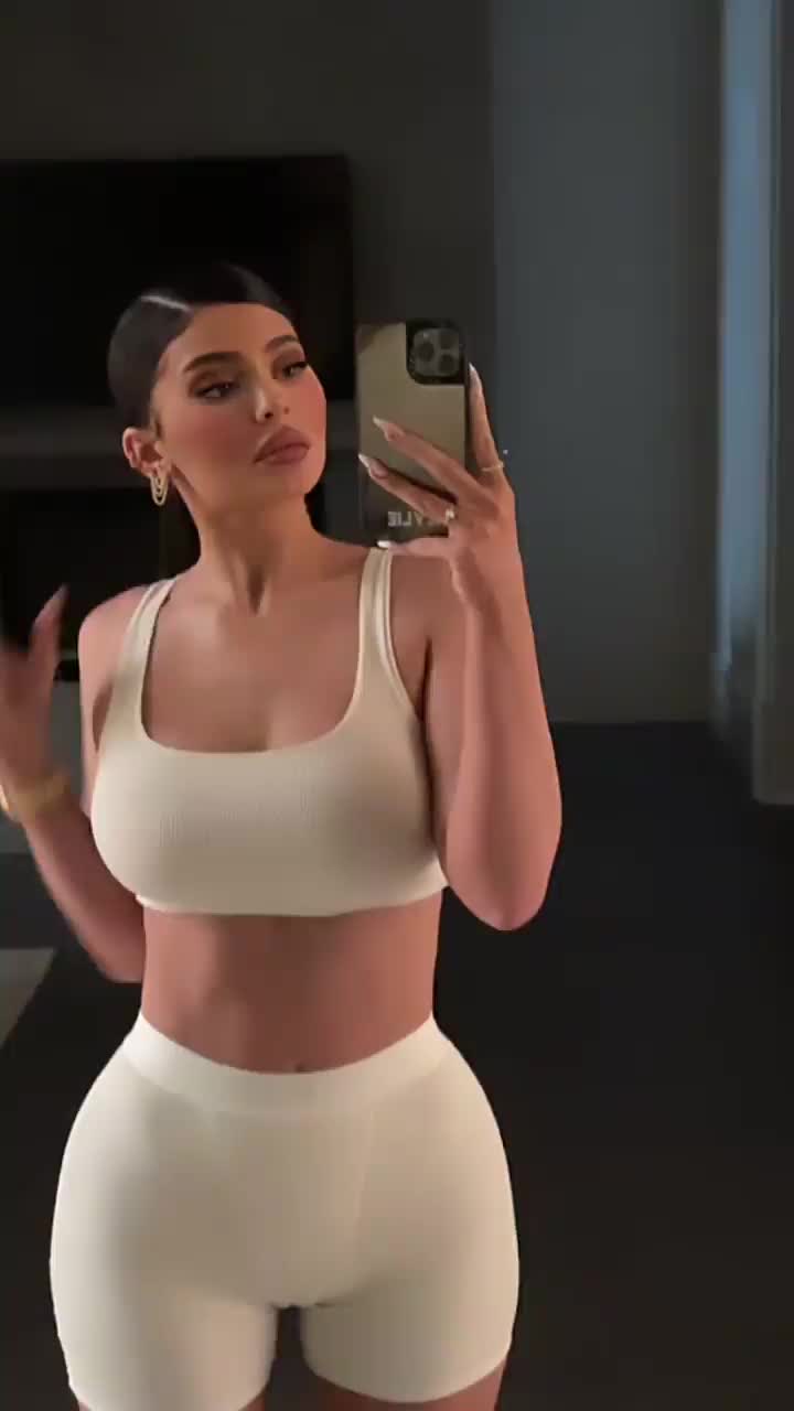 Kylie Jenner | Scrolller