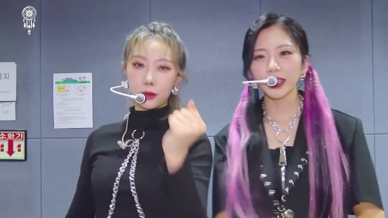 Handong and JiU's fist bumps | Scrolller