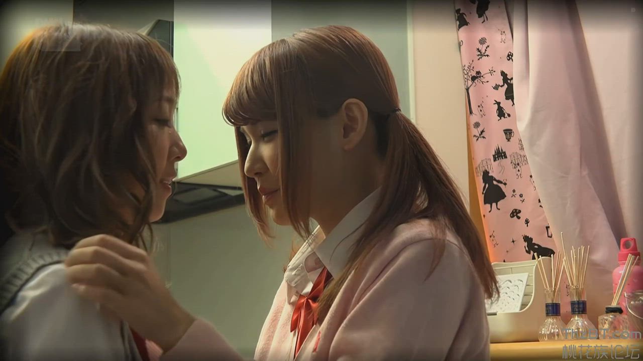 2 girls take a break from study group | Scrolller