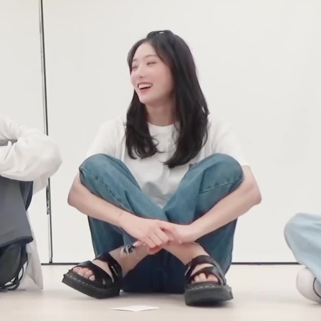 WJSN - Luda | Scrolller