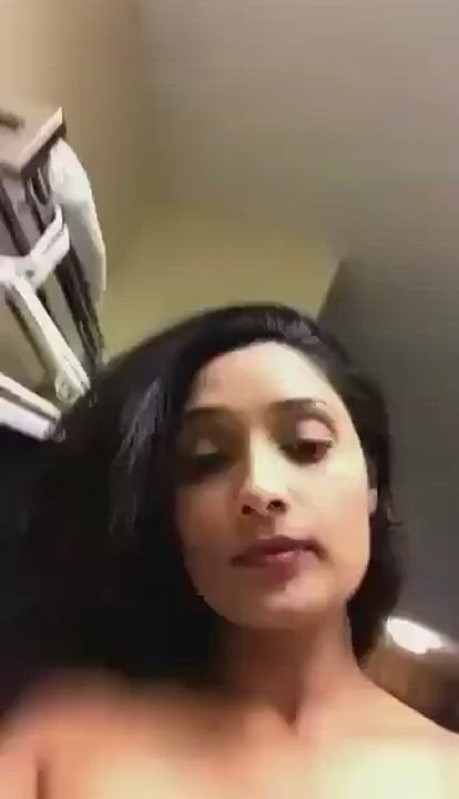Sexy Gorgeous Delhi Girl Showing Her Assets Pics And Vids Link In