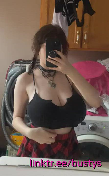 Teen with huge naturals Tity drop | Scrolller