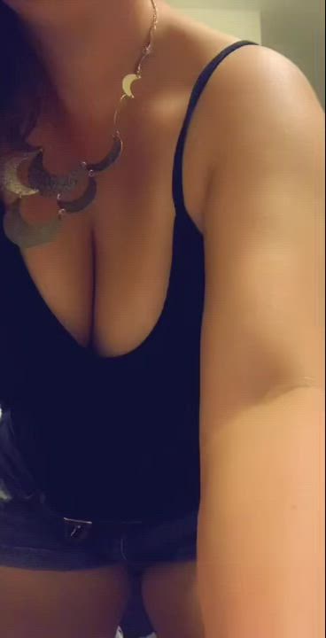 I love slowly undressing for you! 31F | Scrolller