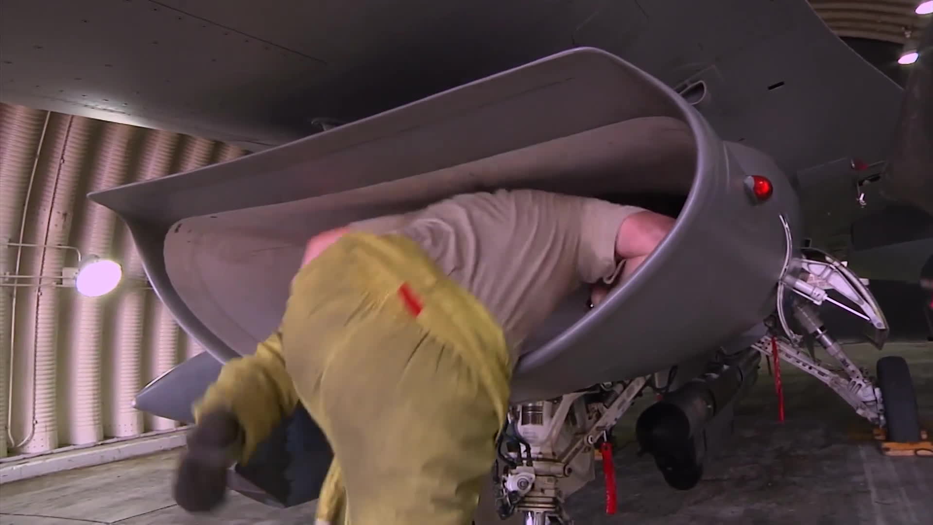 Routine F-16 maintenance | Scrolller