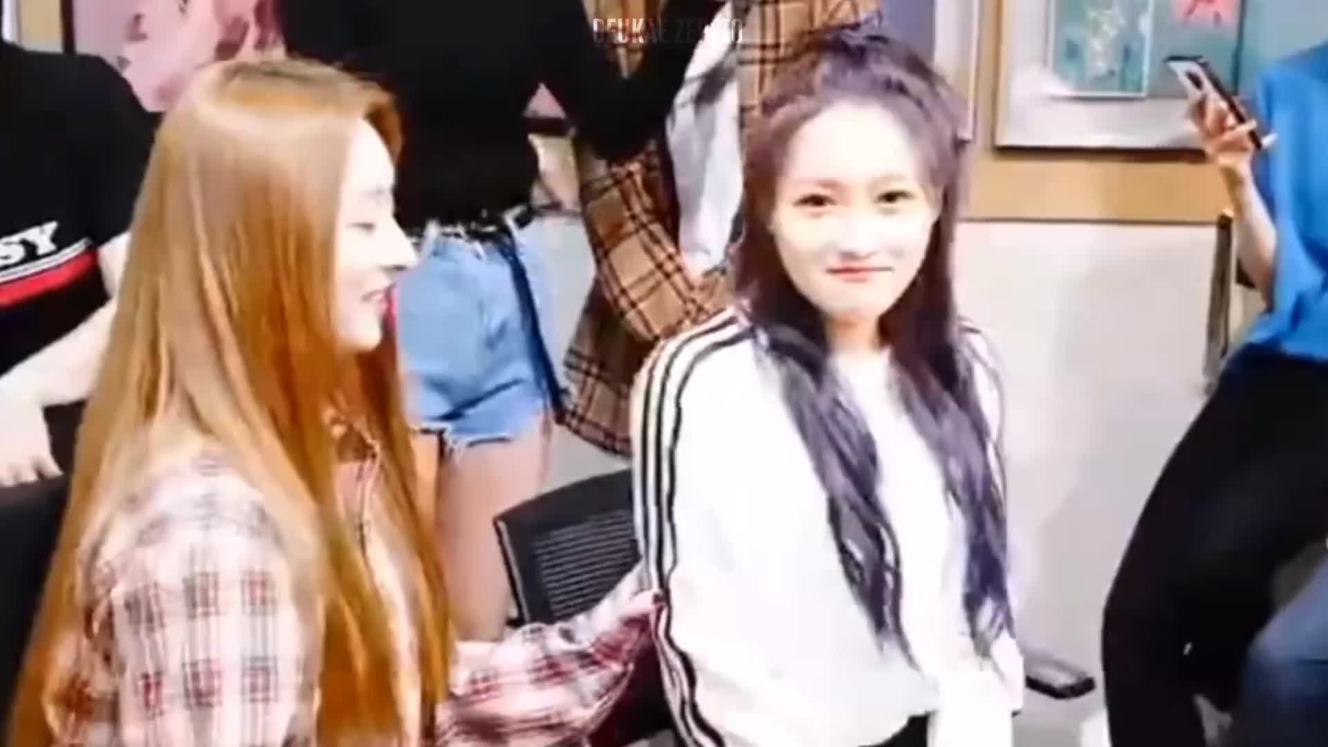 Dreamcatcher Sua's aggressively naughty hands on Siyeon! | Scrolller