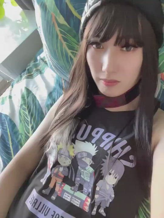 Chillin' in bed. | Scrolller