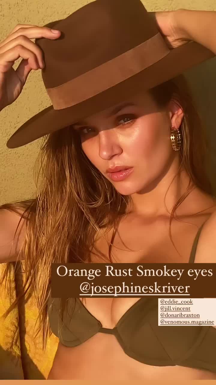 Smokey Eyes + Cleavage | Scrolller