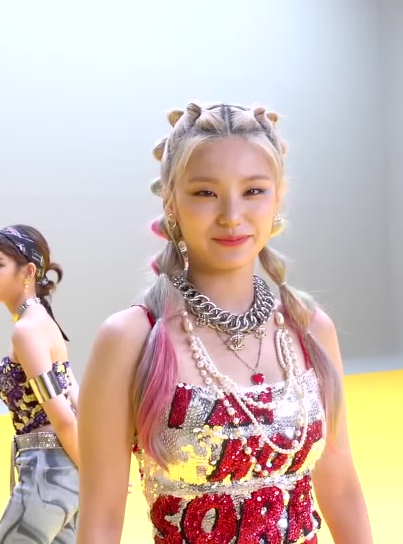 ITZY Yeji | Scrolller