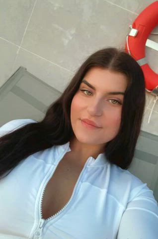 Babe Alert | Scrolller