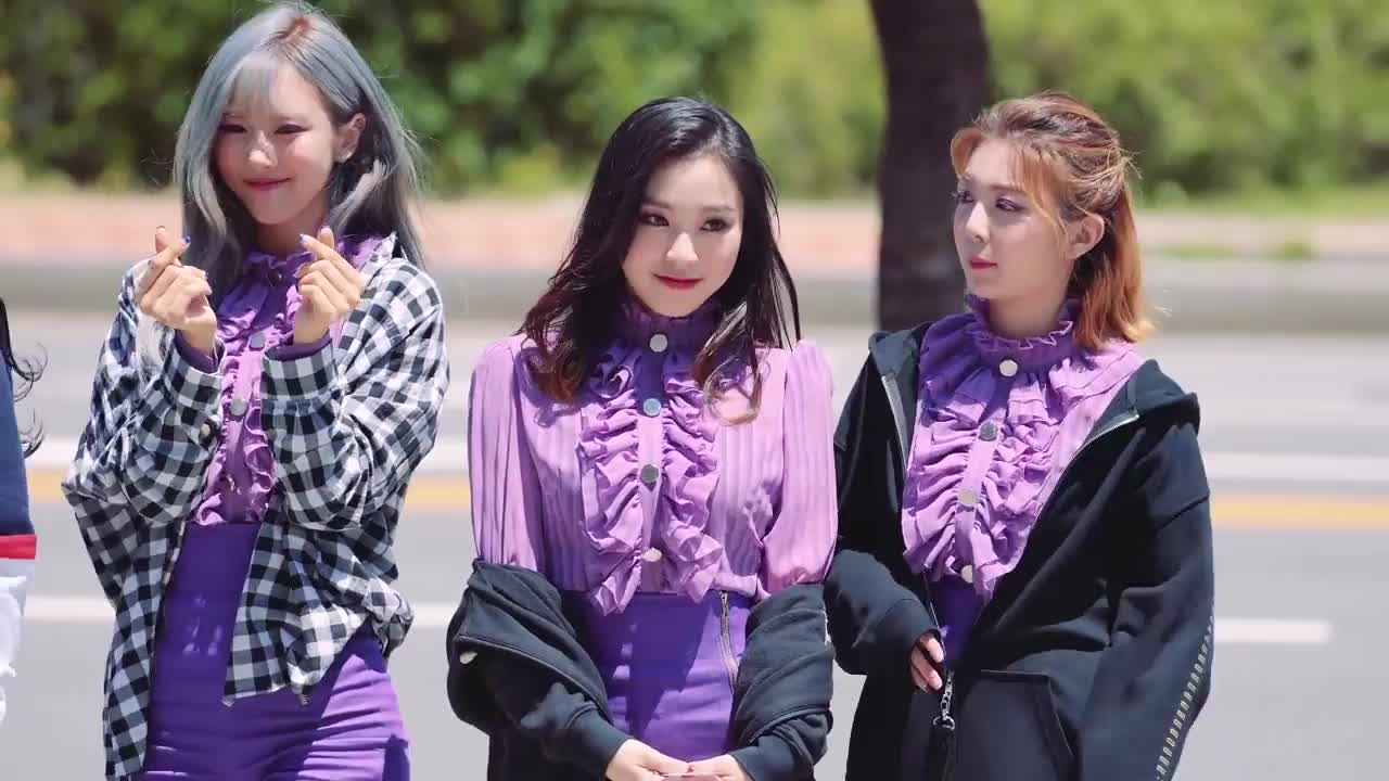 Dami boops Gahyeon | Scrolller
