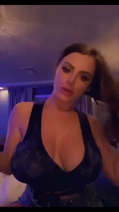 Sophie’s curves tho | Scrolller