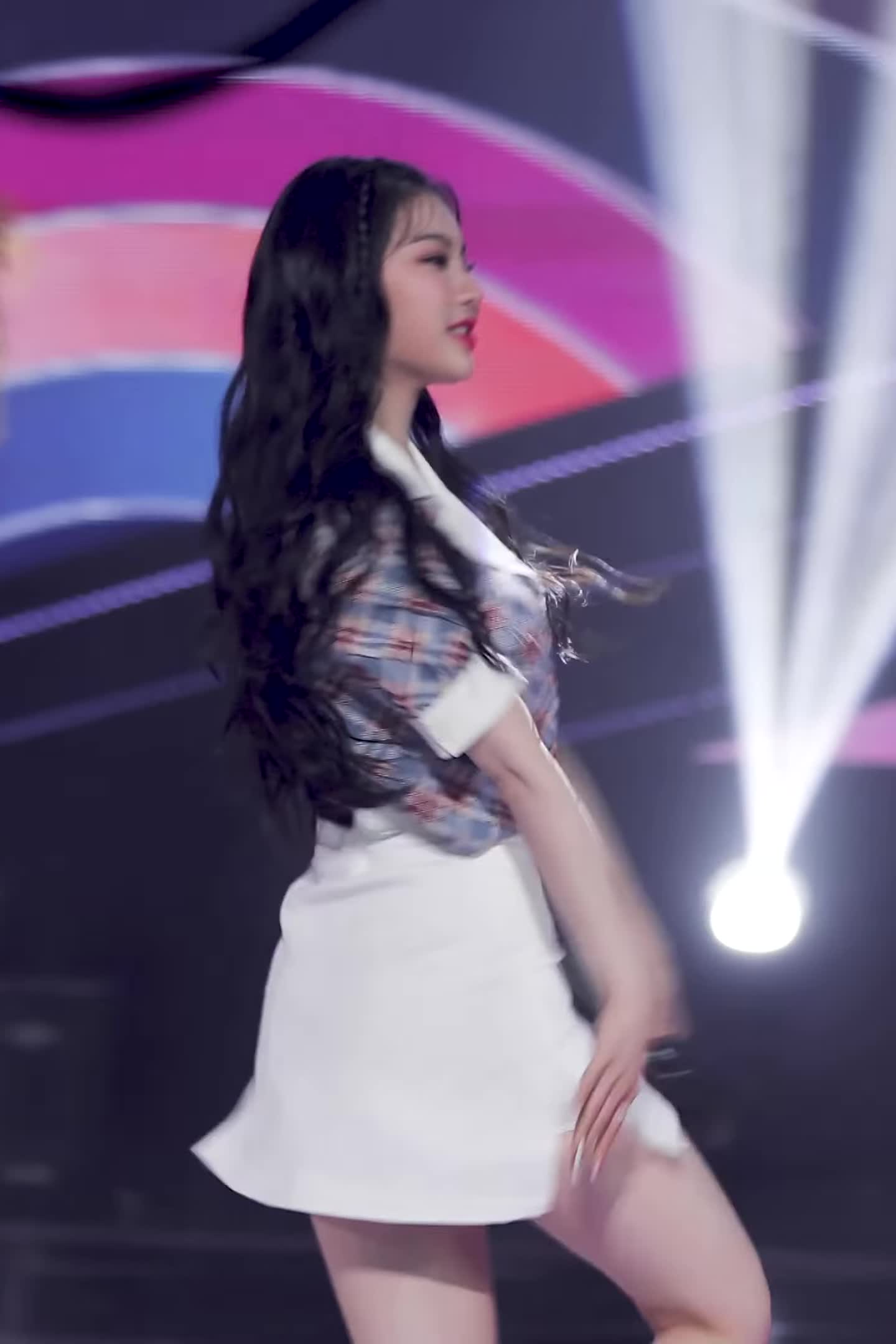 StayC - Isa | Scrolller