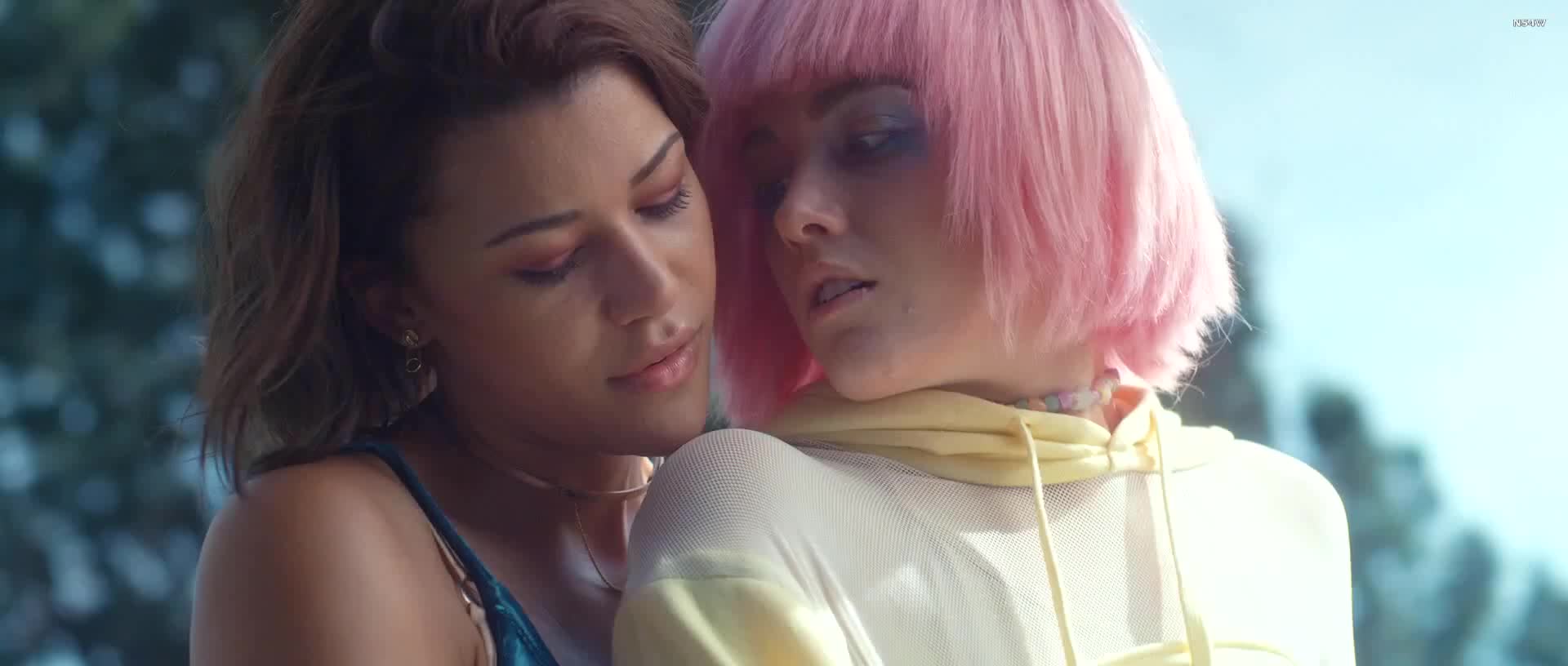 Montana Manning, Madison Lawlor - Daddy Issues | Scrolller