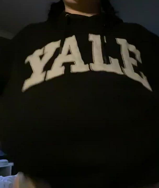 Yalie dropping and swinging her big heavy tits | Scrolller