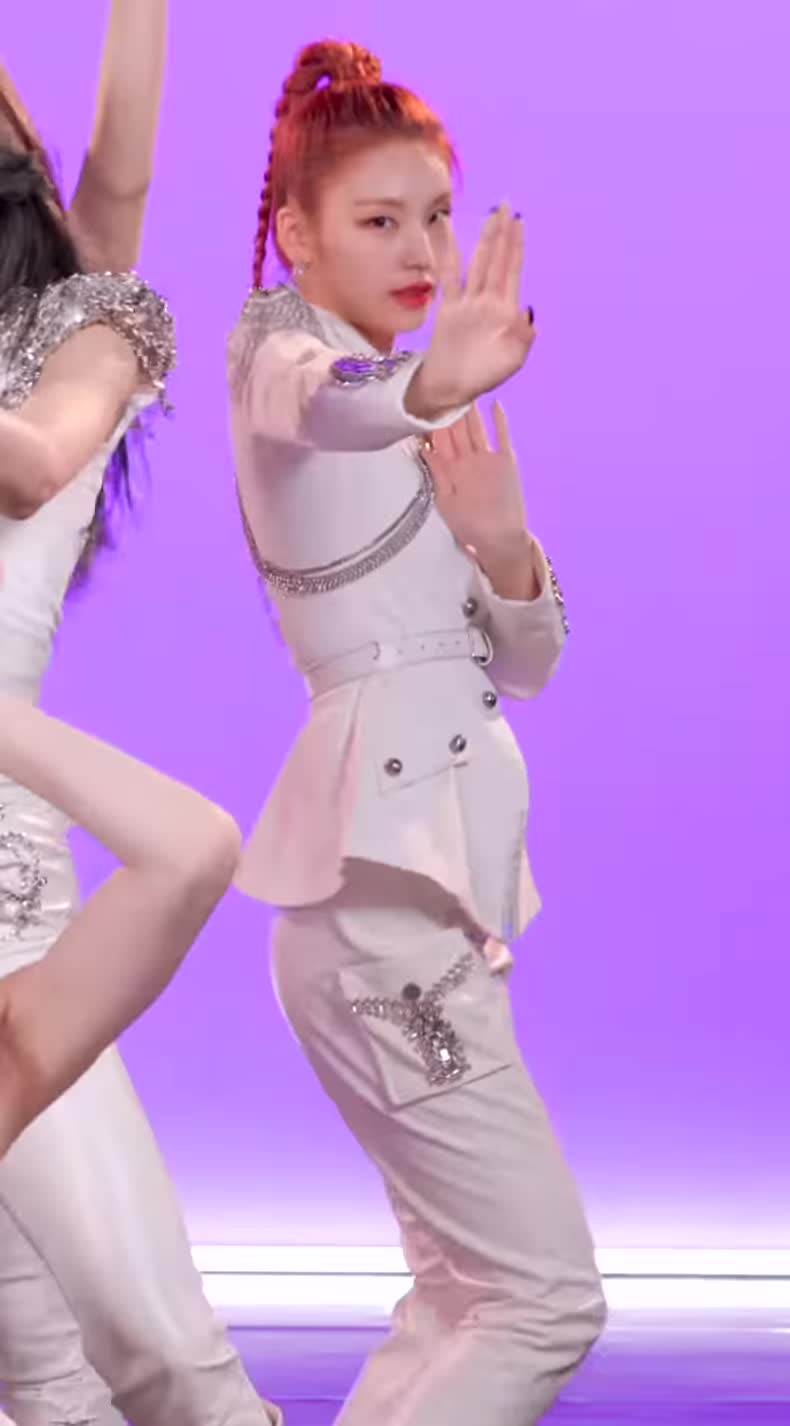 ITZY - Yeji | Scrolller