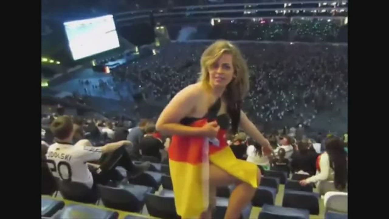 Happy Embarrassed German Teen Scrolller 9887