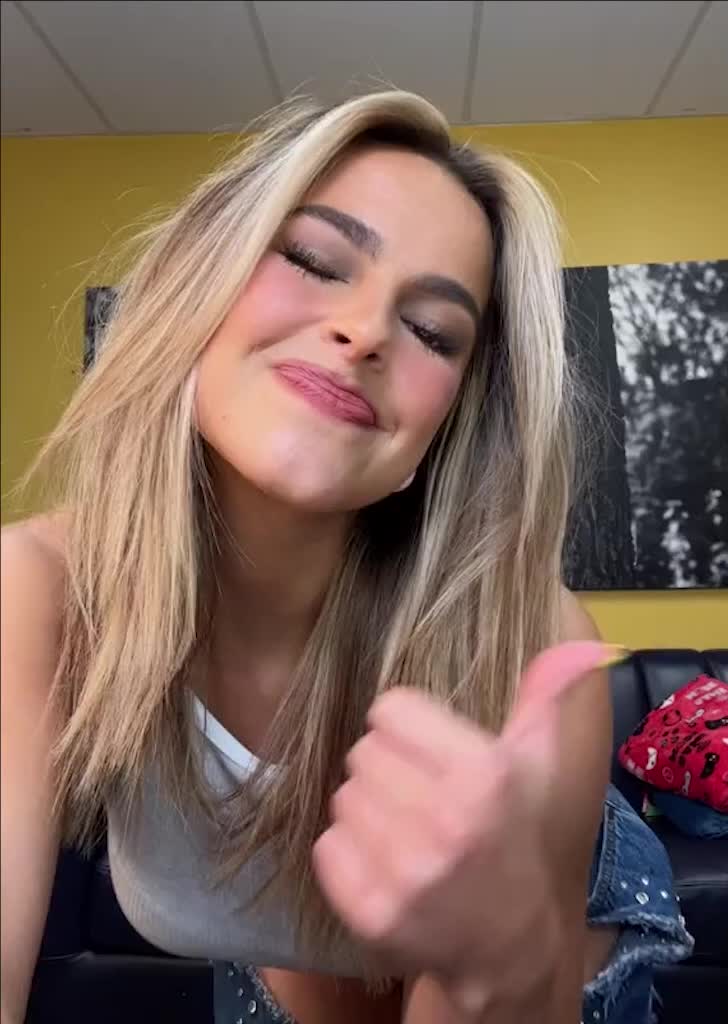 Addison Rae | Scrolller