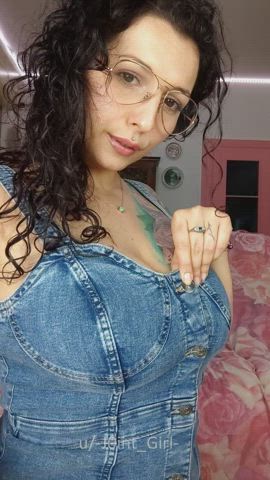 Please help me unbutton my dress and you'll get a big reward | Scrolller