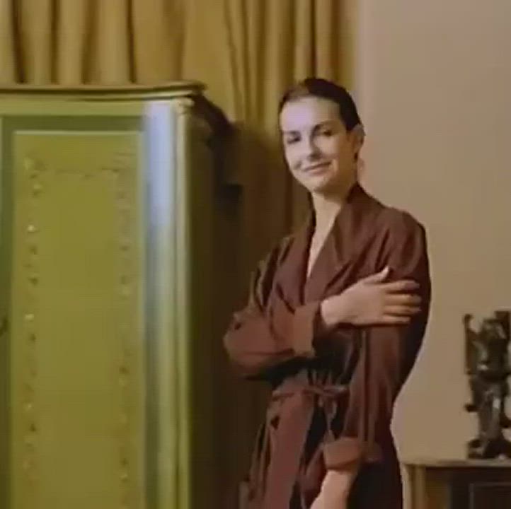 Carole Bouquet -- Il cappotto di Astrakan (1980) | Scrolller