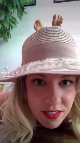 Sexy bum shaking | Scrolller