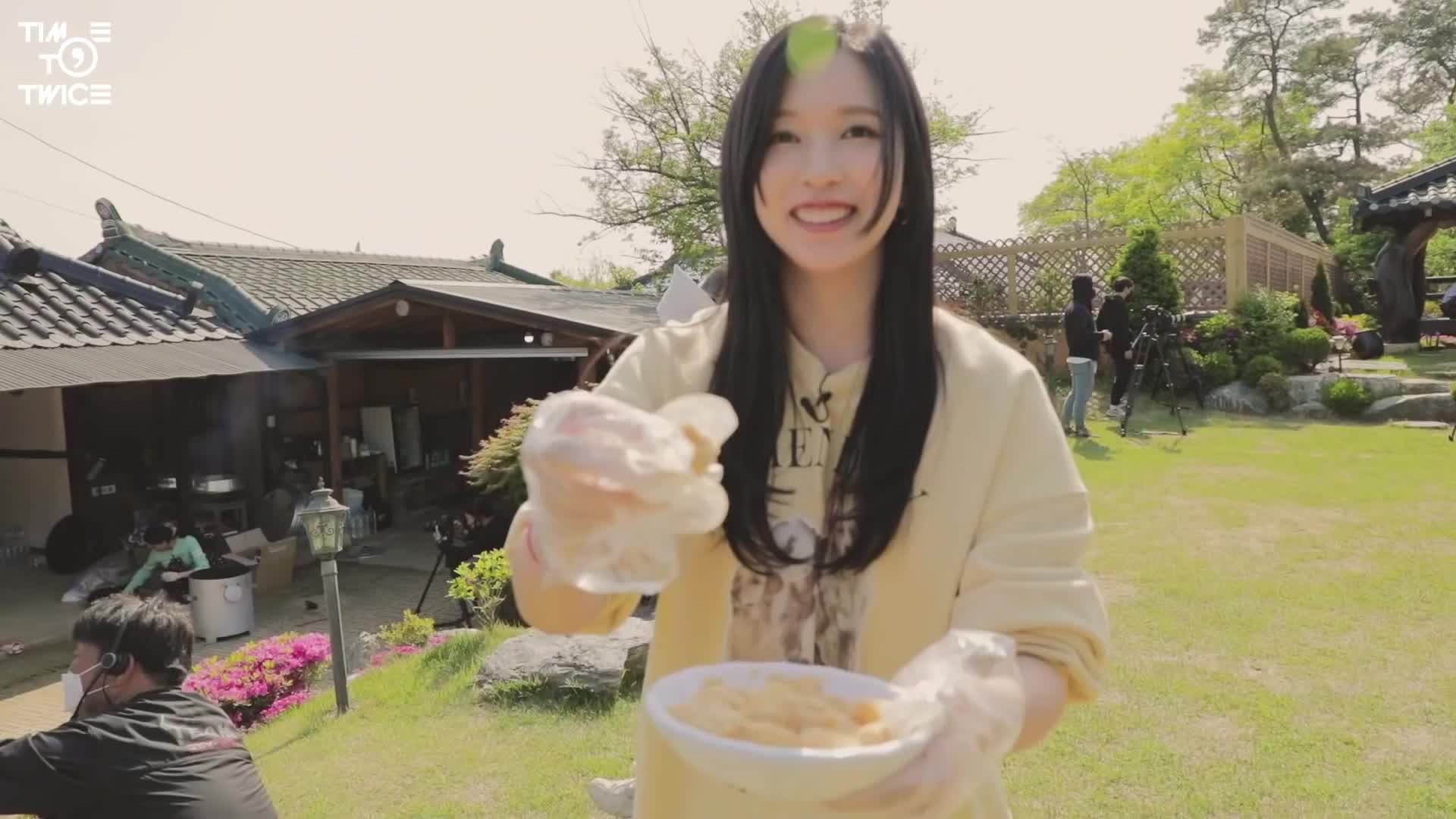 210730 - Mina and Jihyo sharing the food they made with the staff | Scrolller