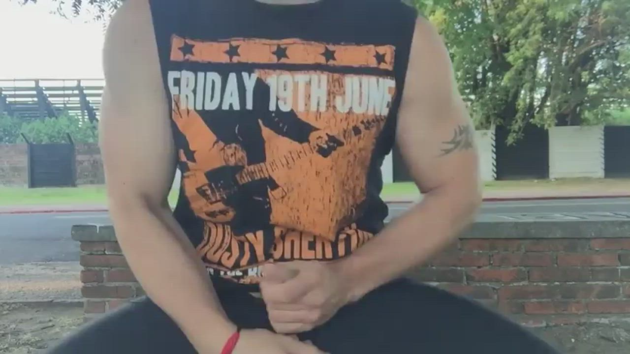 Guy humping in public | Scrolller