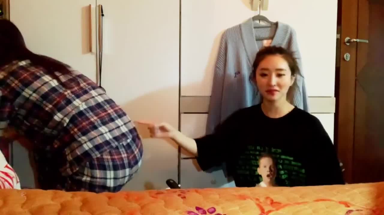 SuA poking JiU's butt | Scrolller