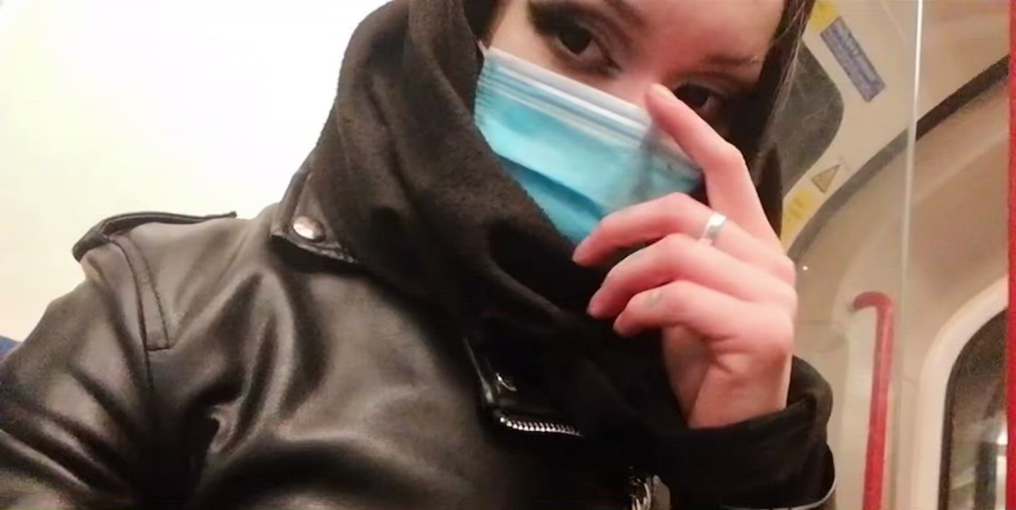 was alone on this train ride back home from work so I decided to have a little bit of fun 🐱🖤 ...