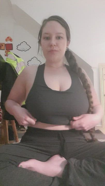 Obligatory tits out greeting 🐽 | Scrolller