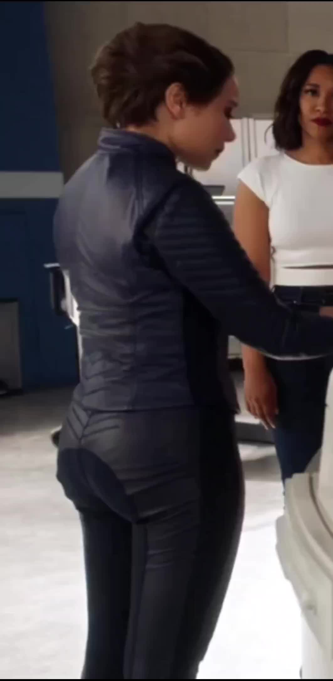 Jessica Parker Kennedy | Scrolller