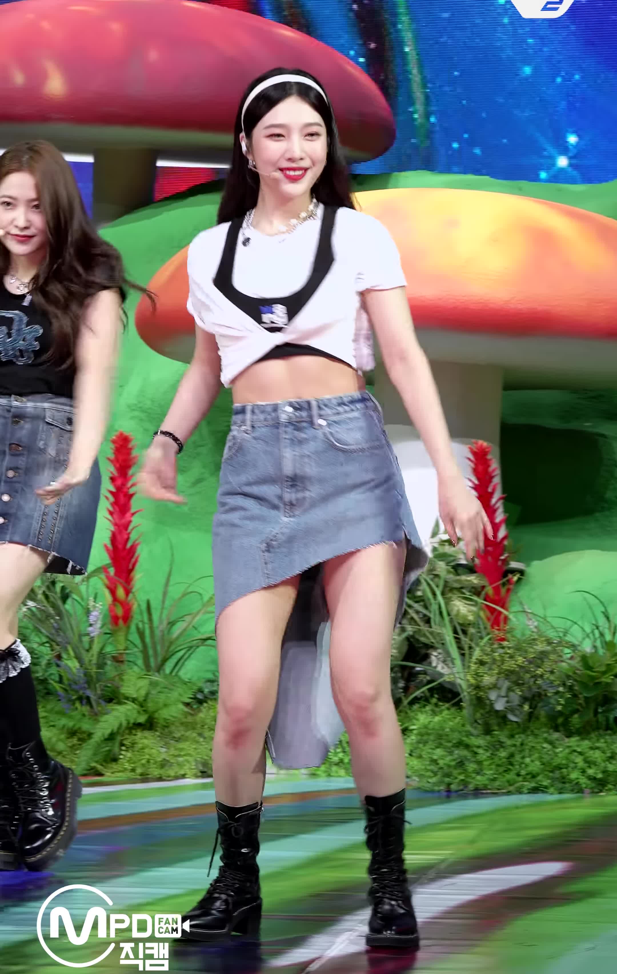 Red velvet Joy | Scrolller