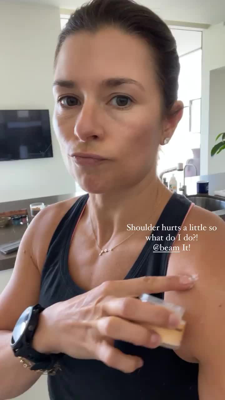 "Shoulder hurts" | Scrolller