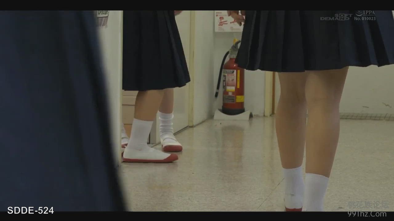 SDDE-524: Abe Mikako has a typical day at school, chatting with friends, studying, and getting a ...