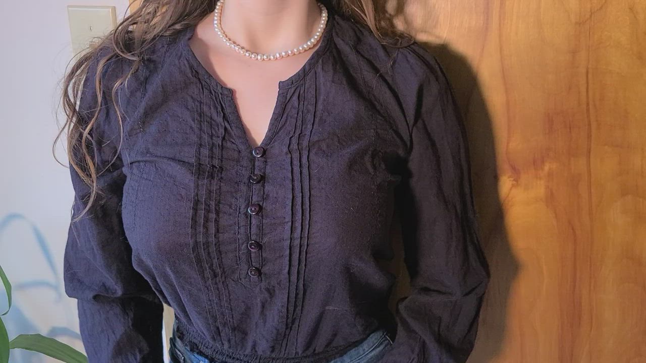 A quick flash and squeeze from me 😉 (18f) | Scrolller