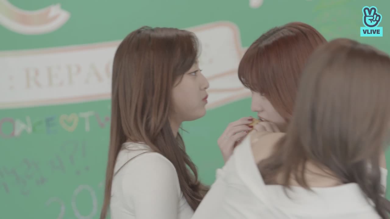 Momo's scrunched face ('ω^\) | Scrolller