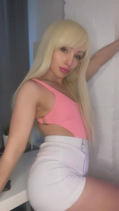 Hi to the same 4 guys who see me stripping half naked 🥰 | Scrolller