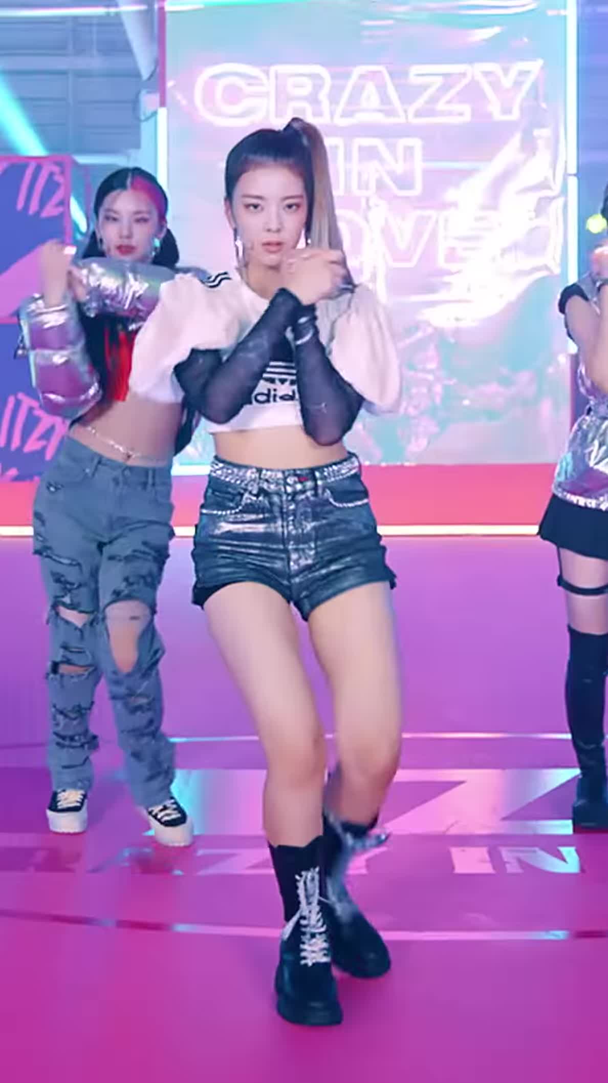 ITZY - Lia | Scrolller